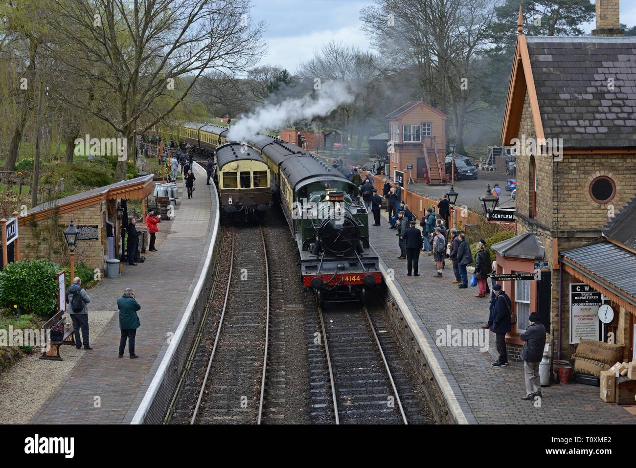 GWR Autotrain and pannier tank & GWR tank locomotive 4144 with GWR ...