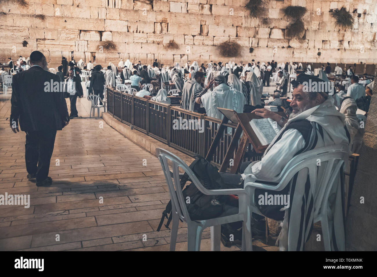 Jew prayer shawl praying city hi-res stock photography and images - Alamy