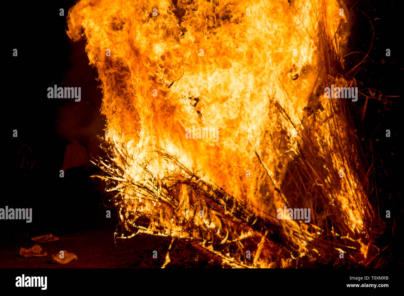 Fierce blaze of wooden bonfire on hindu festival of holi lohri Stock ...