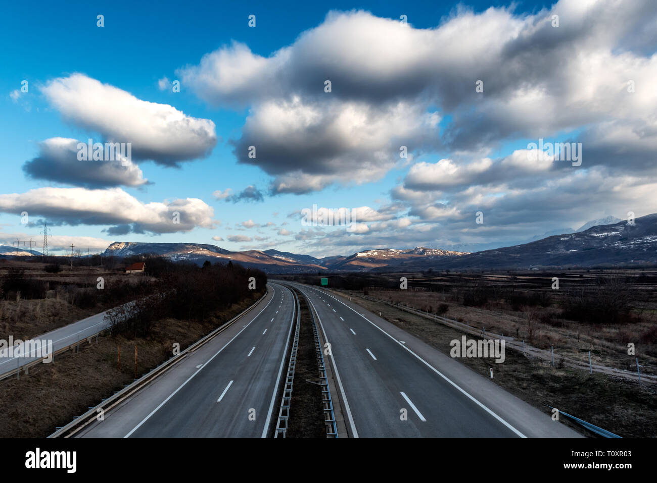 Empty freeway hi-res stock photography and images - Alamy