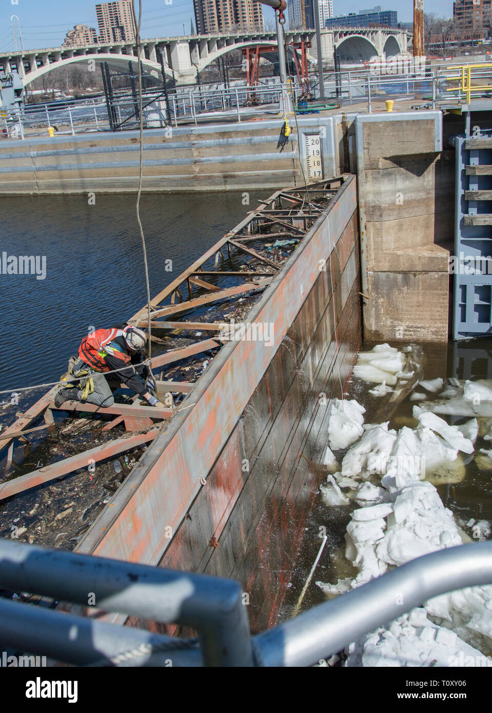 Bulkheads removed at Upper St. Anthony Falls Lock – last hurdle in $3 ...