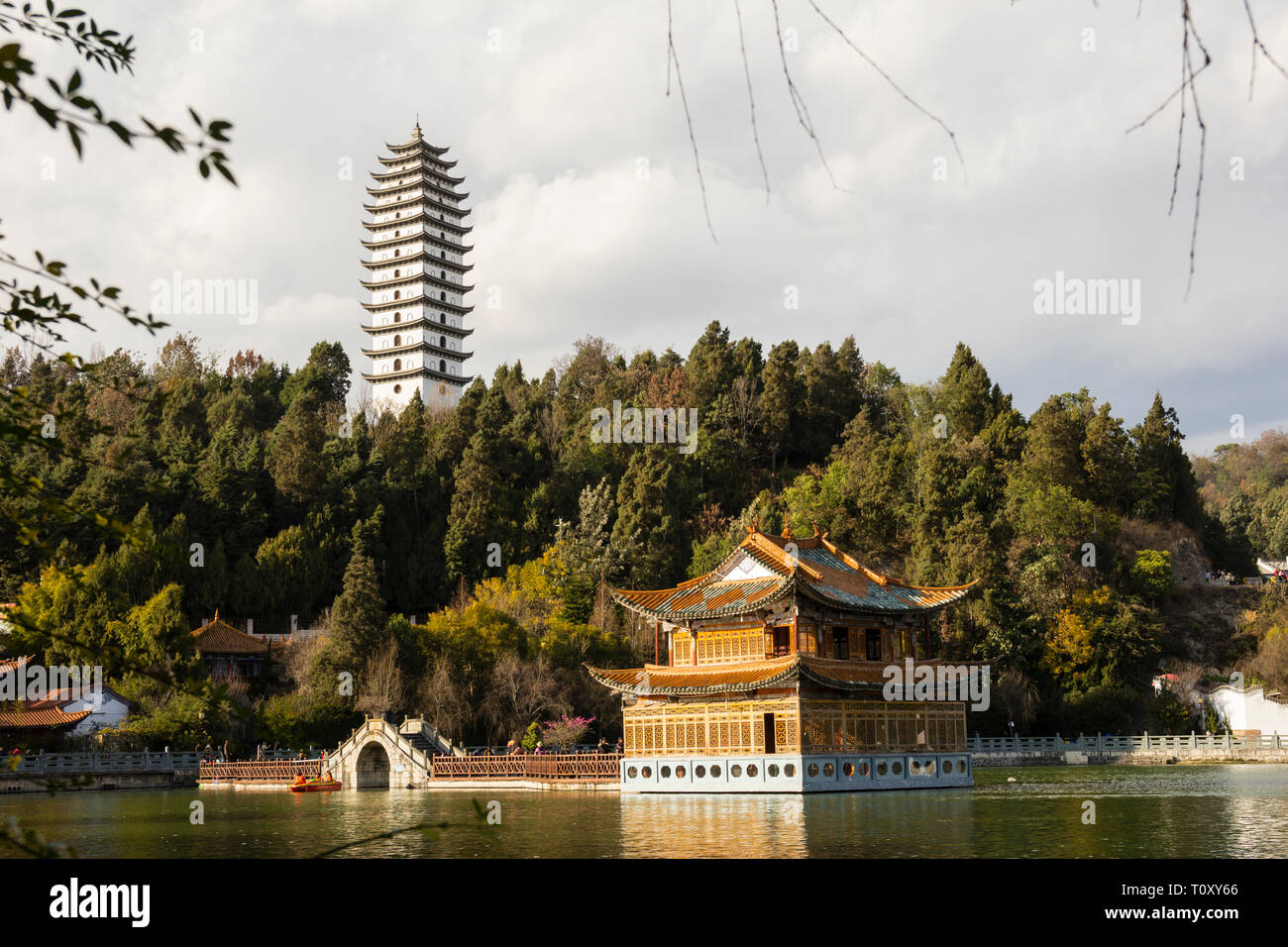 Chinese traditional pagoda style roof building hi-res stock photography ...