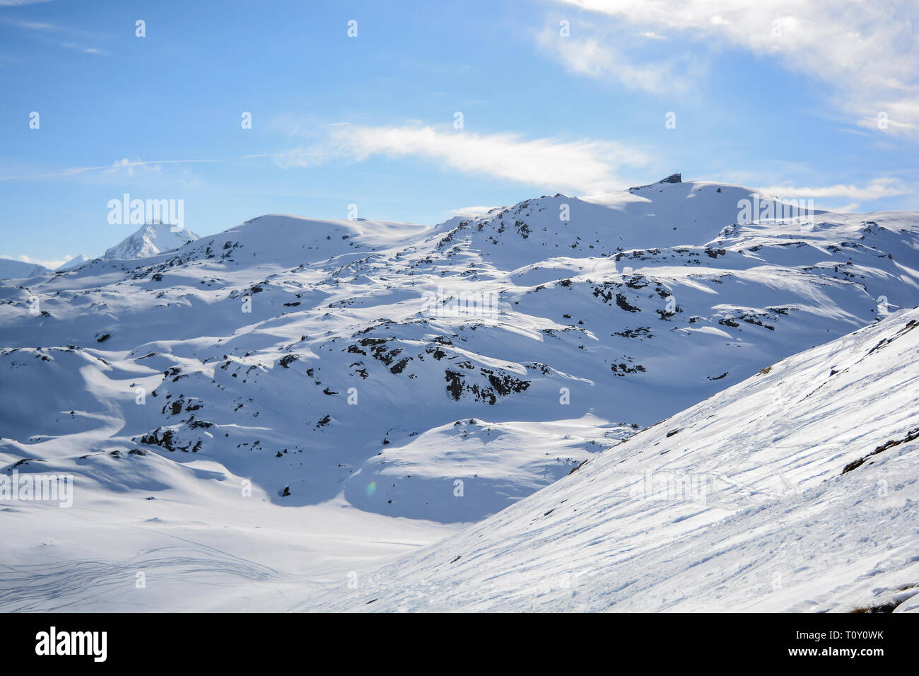 Snow blue sky mountain hi-res stock photography and images - Alamy