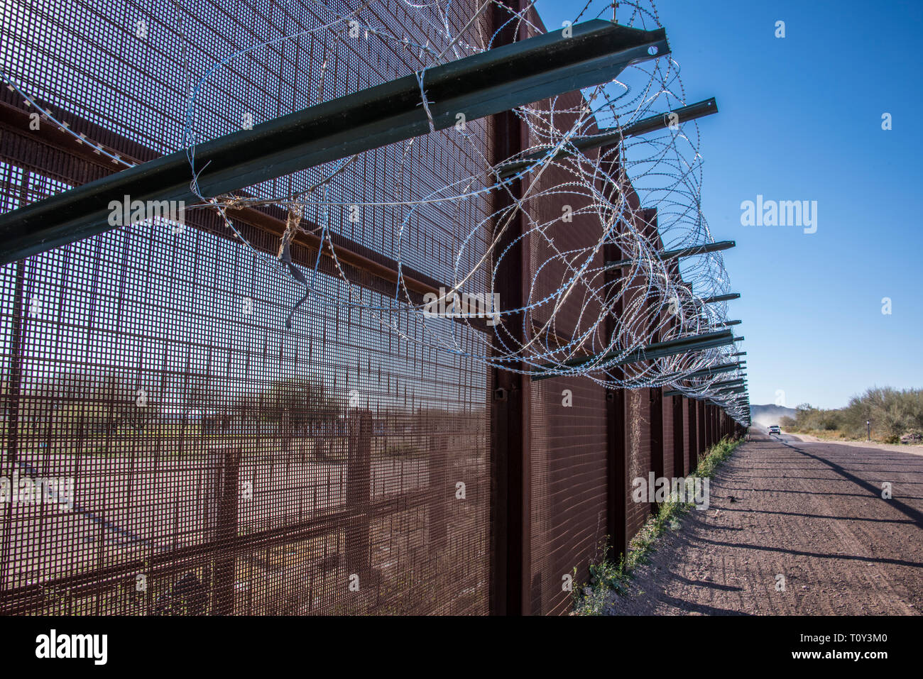 Razor wire fence wall hi-res stock photography and images - Alamy