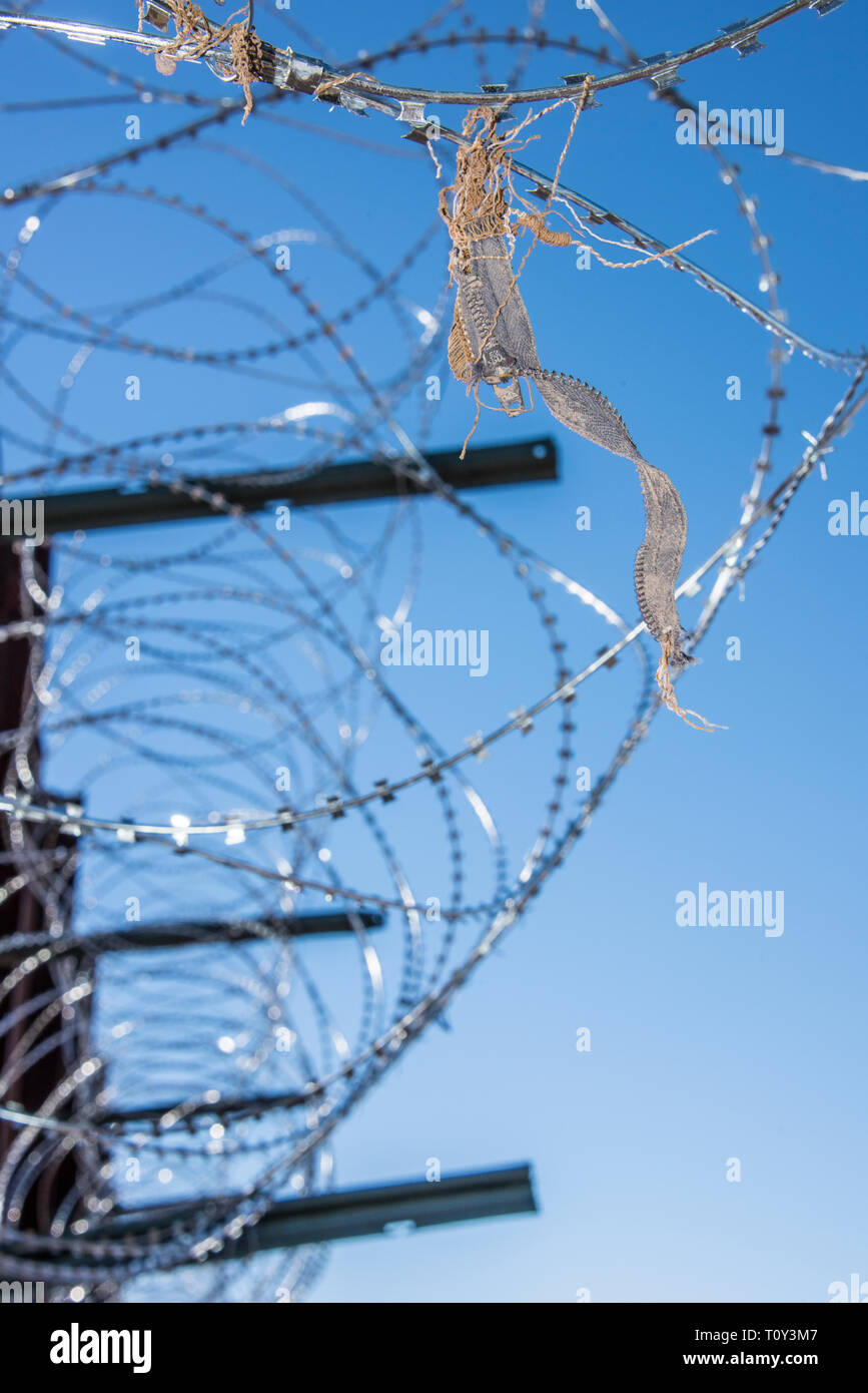 Border razor wire hi-res stock photography and images - Alamy