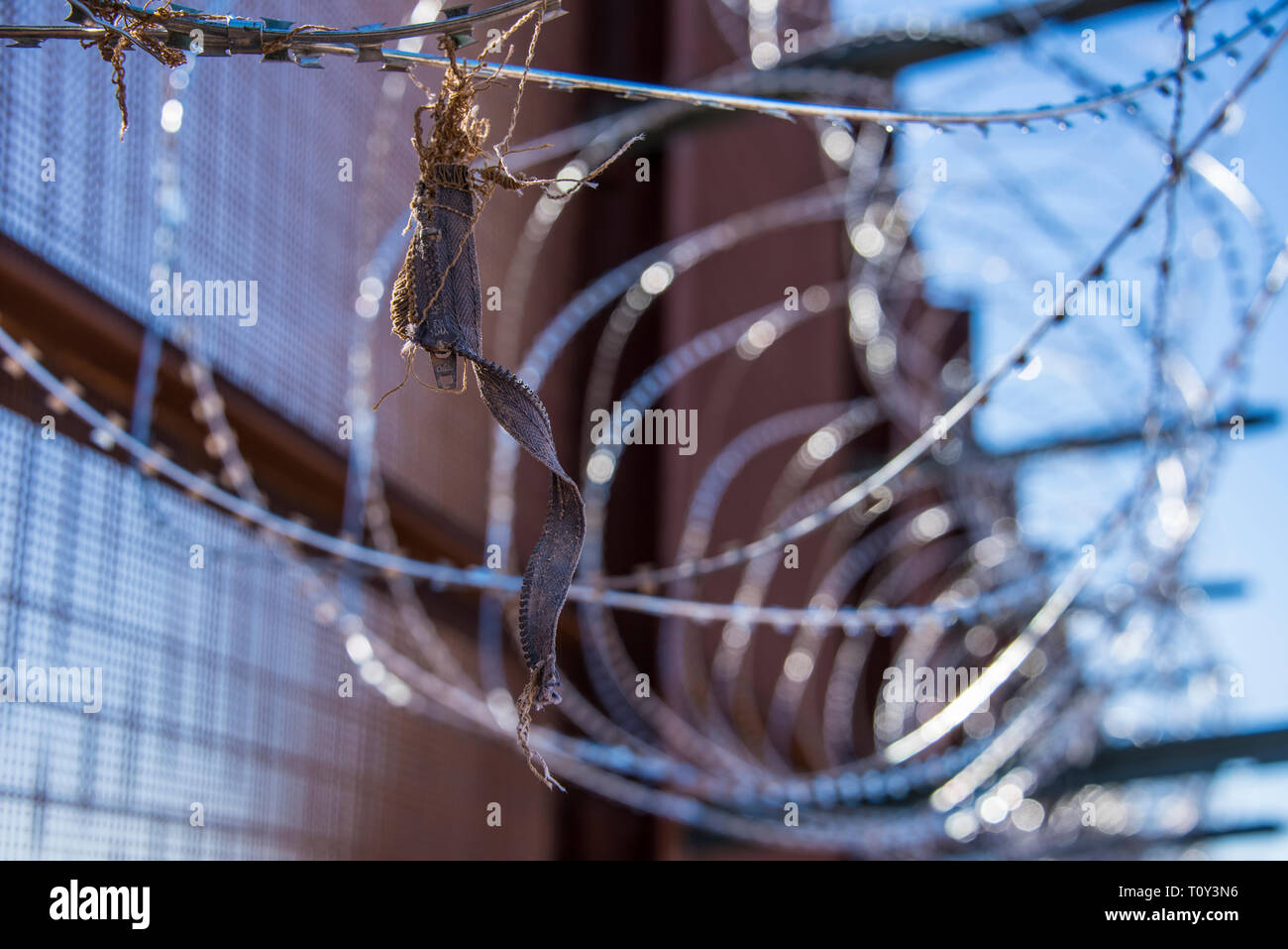 Razor border fence hi-res stock photography and images - Alamy