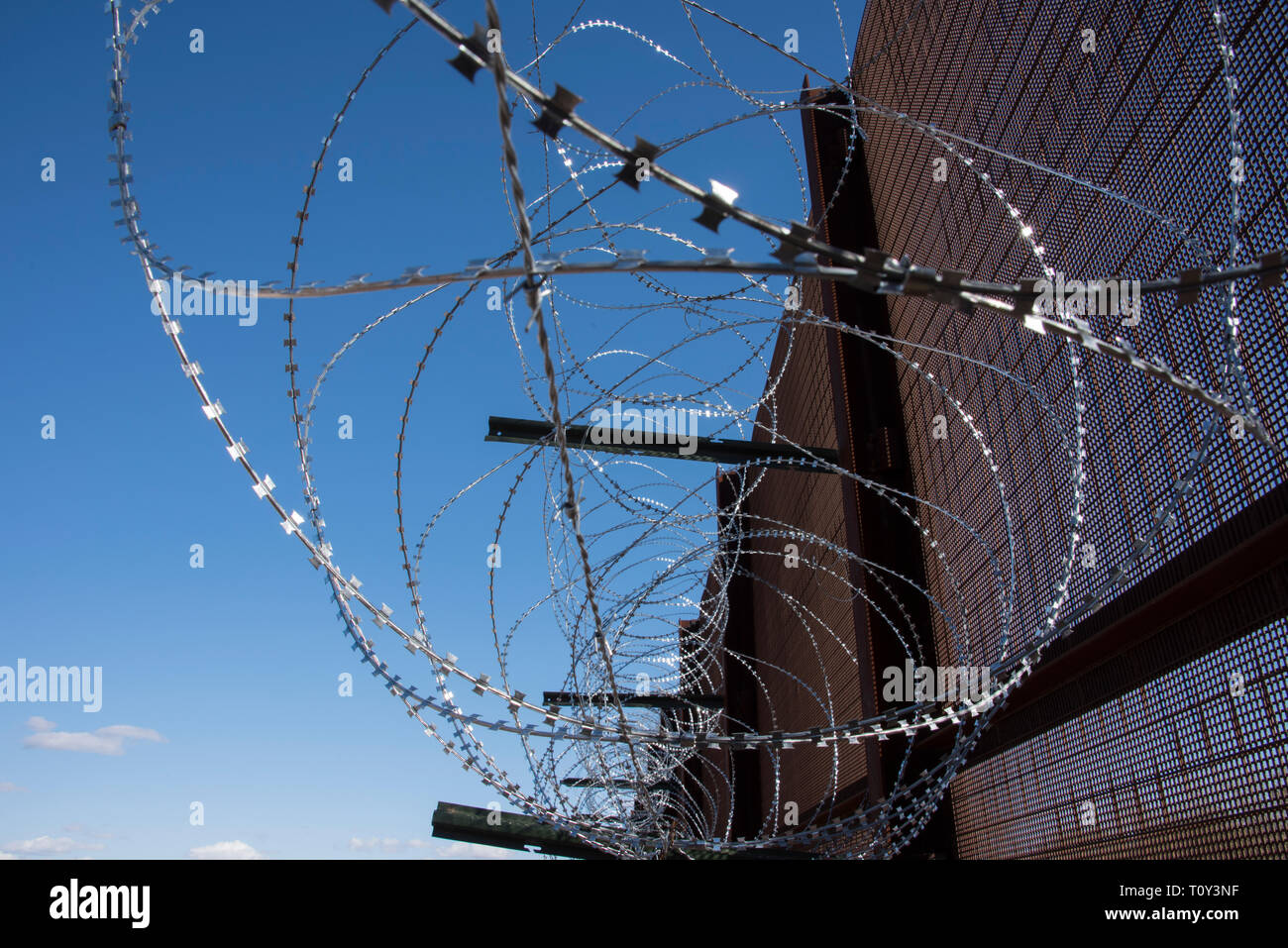 Razor border fence hi-res stock photography and images - Alamy