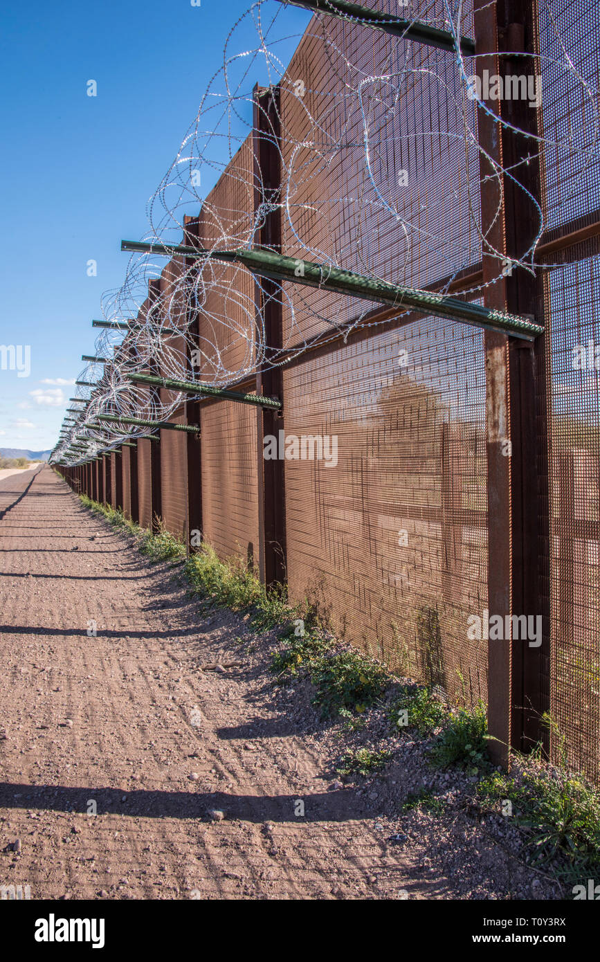Razor wire fence wall hi-res stock photography and images - Alamy