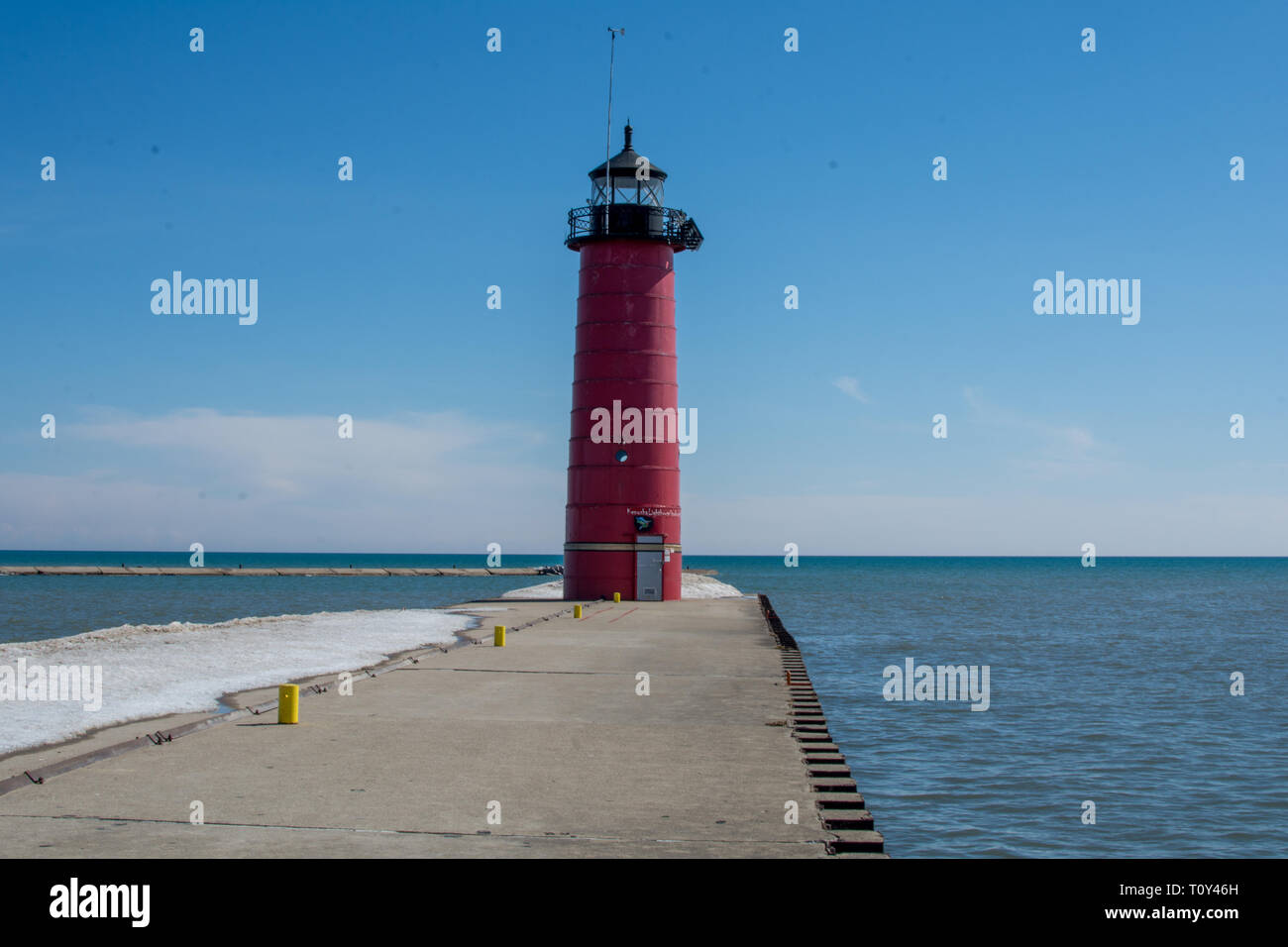 Kenosha north pierhead (pier head) lighthouse with yellow boat mooring ...