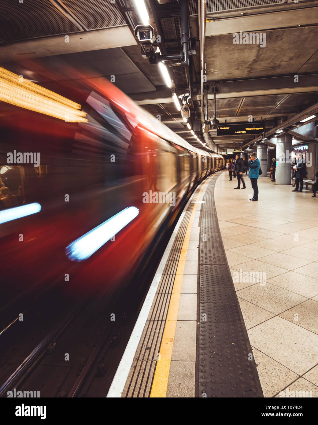 Train arriving in westminster station hi-res stock photography and ...