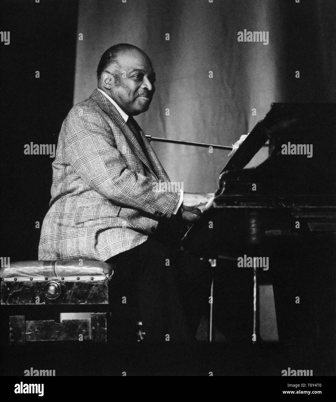 Count basie playing piano hi-res stock photography and images - Alamy