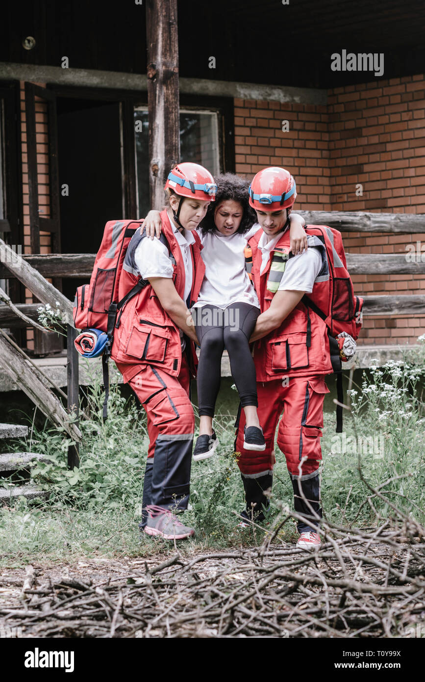 Team evacuating injured hi-res stock photography and images - Alamy