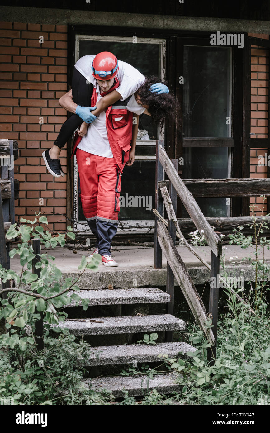 Rescue worker earthquake hi-res stock photography and images - Alamy