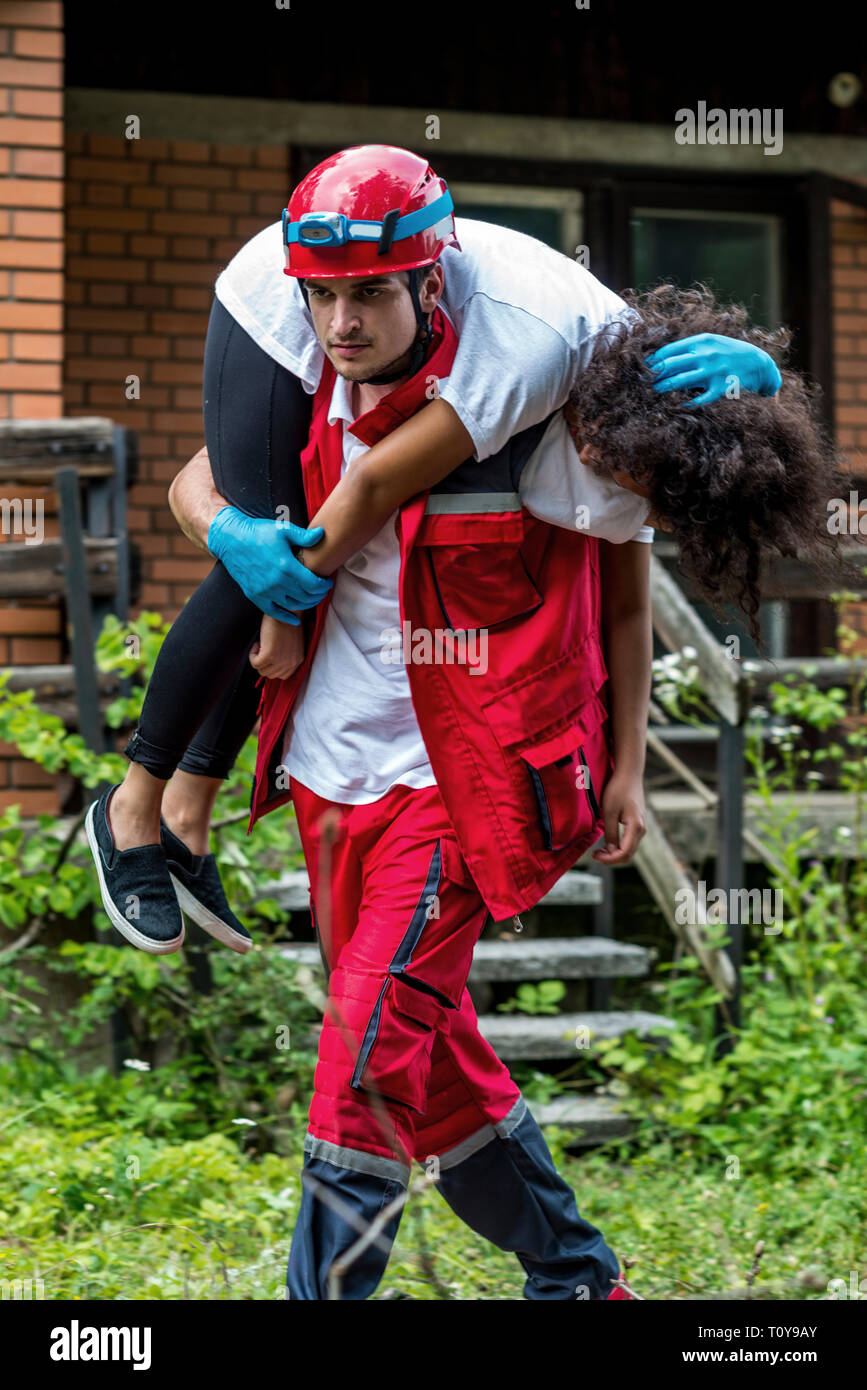 Rescue worker hi-res stock photography and images - Alamy