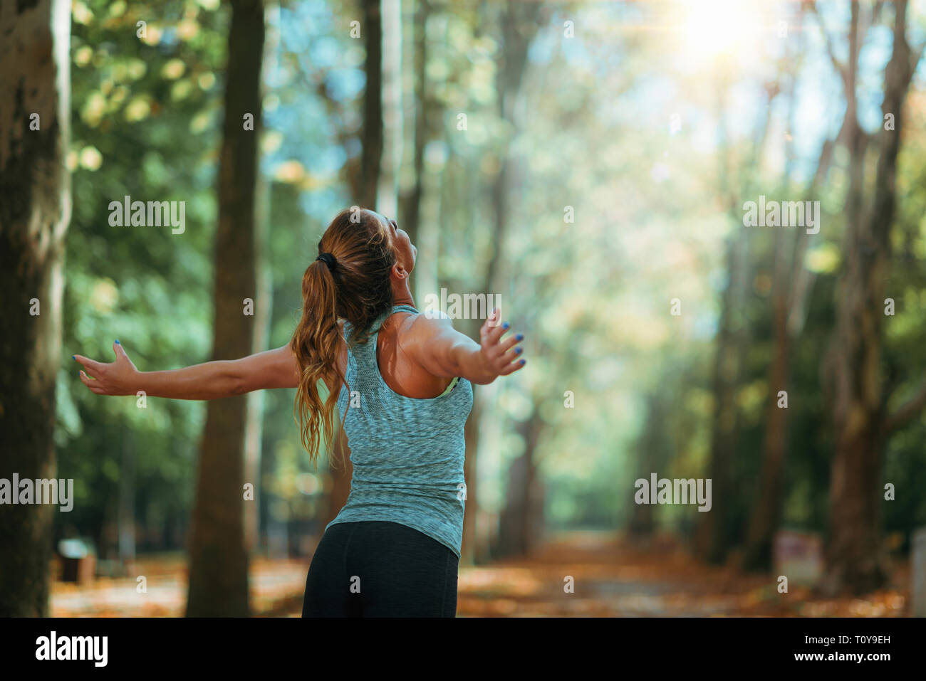 Arms spread wide open hi-res stock photography and images - Alamy