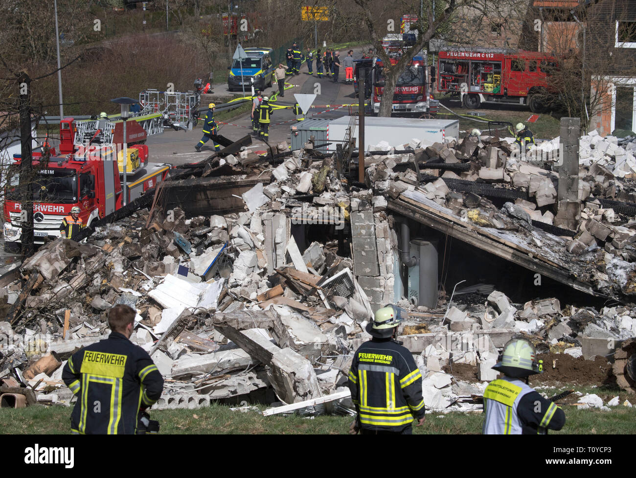 Birkenau, Germany. 22nd Mar, 2019. Rescue workers from the fire brigade ...