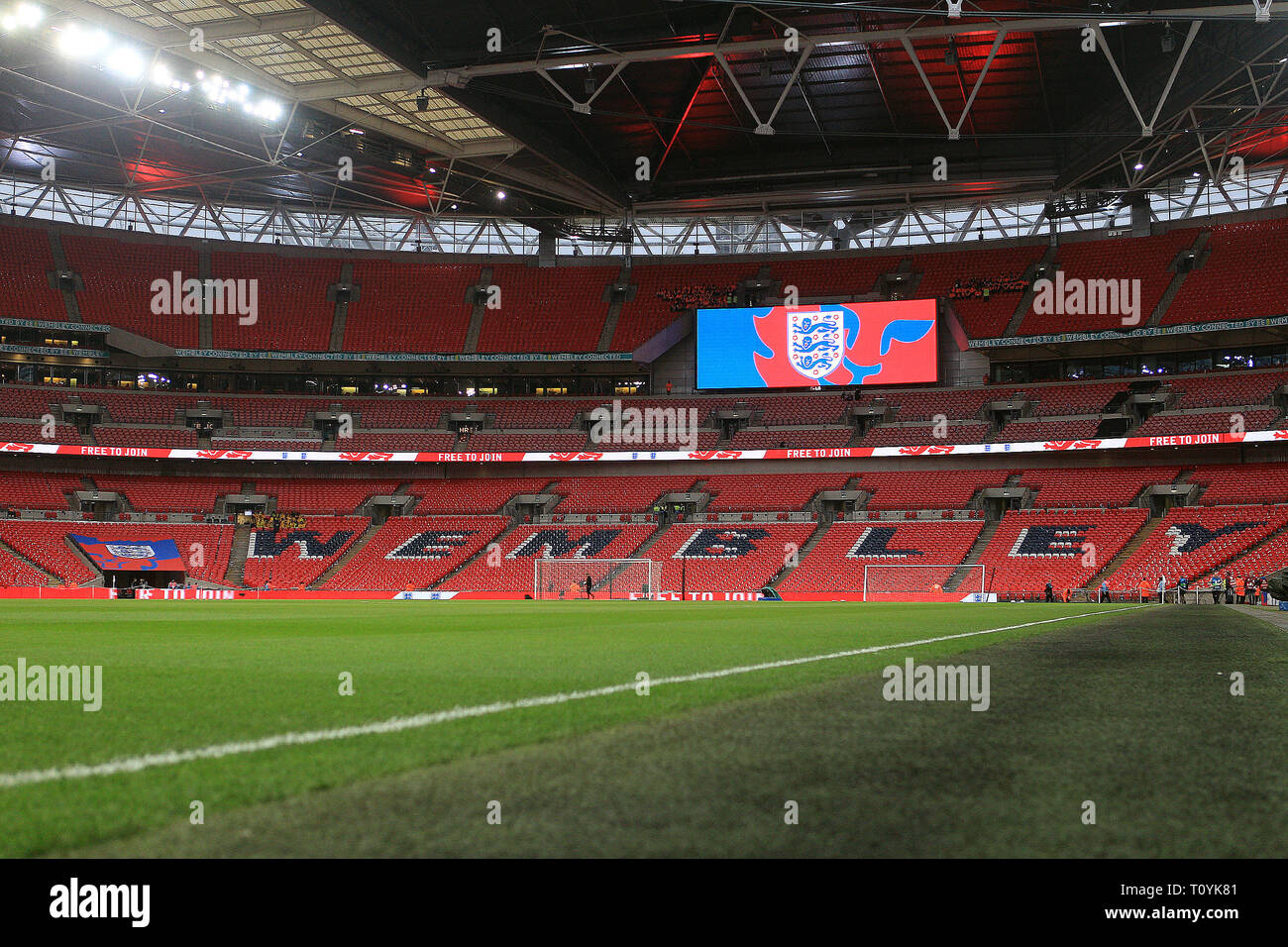 Inside wembley stadium hi-res stock photography and images - Alamy