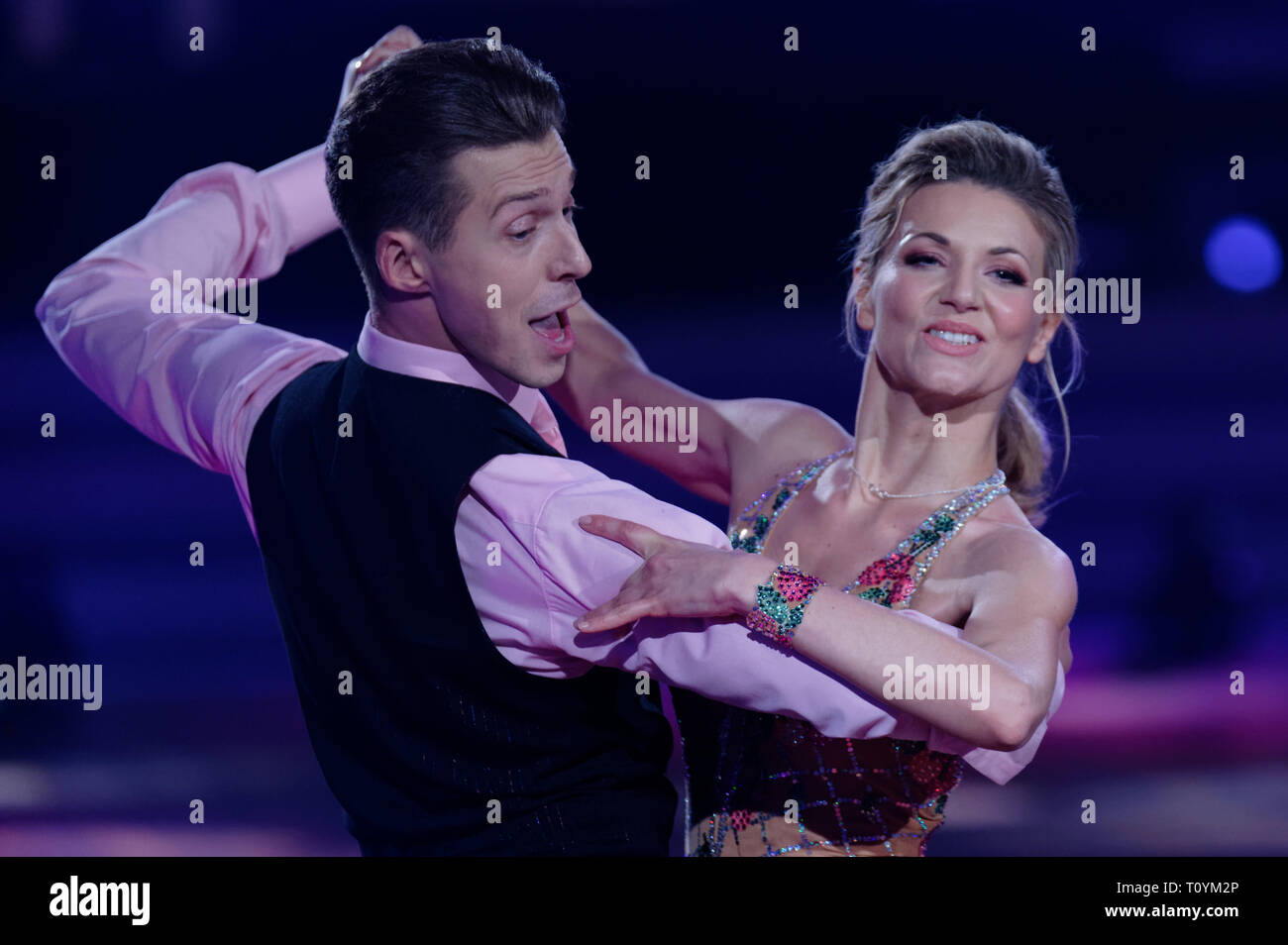 22 March 2019, North Rhine-Westphalia, Köln: Singer Ella Endlich dances ...