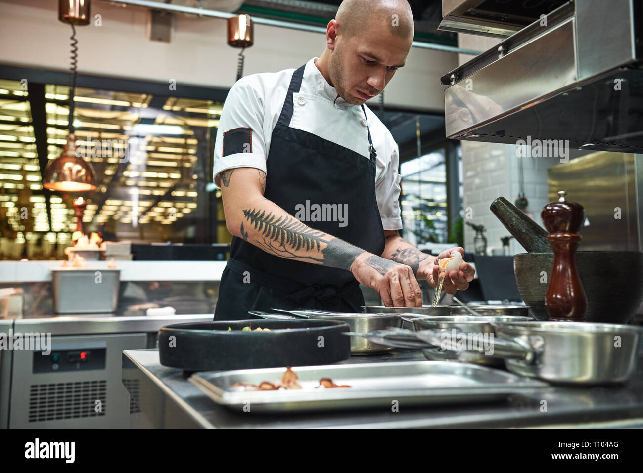 Breaking spaghetti noodles hi-res stock photography and images - Alamy