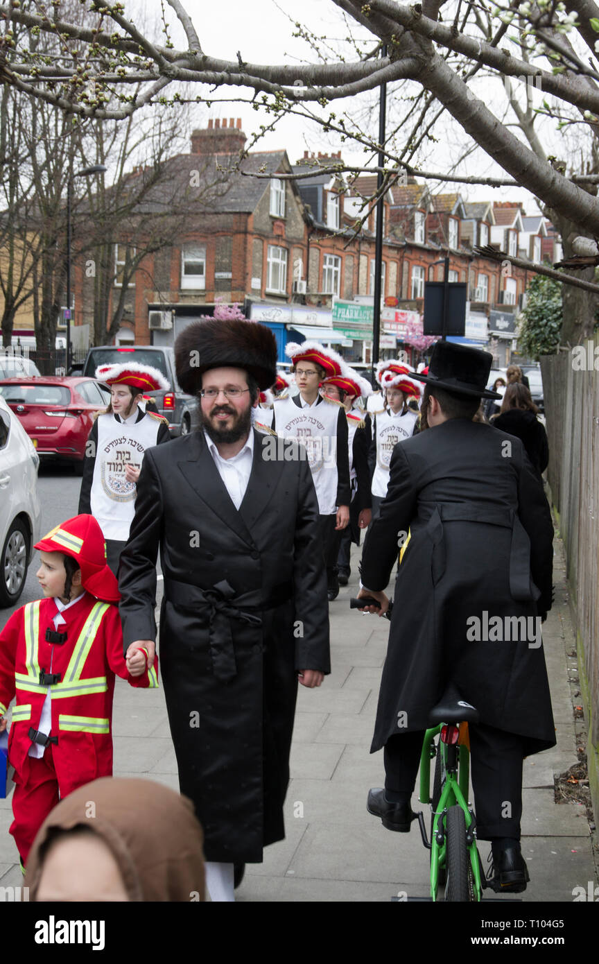 Hasidic jewish men in costume hi-res stock photography and images - Alamy