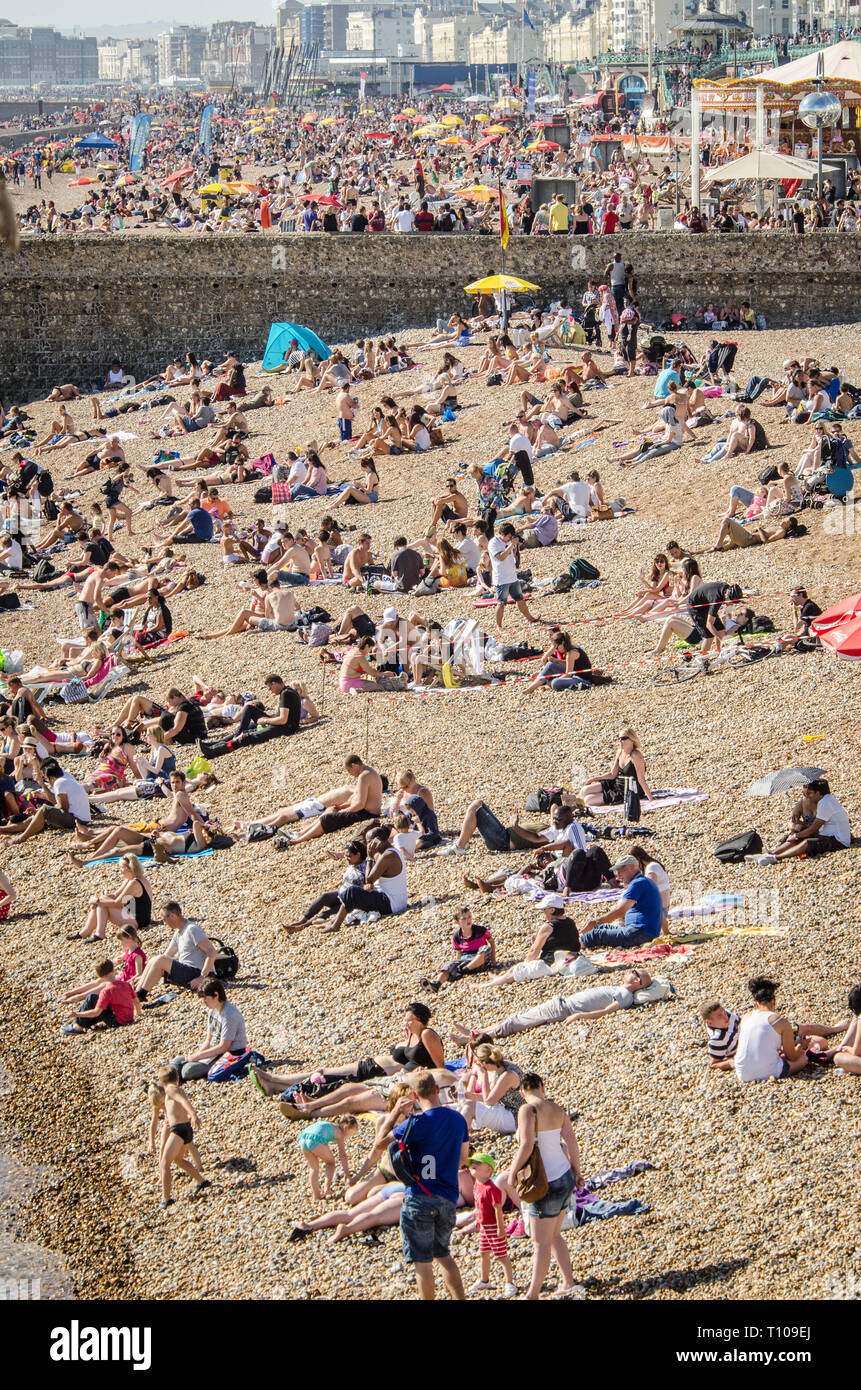 Packed uk beach brighton hi-res stock photography and images - Alamy