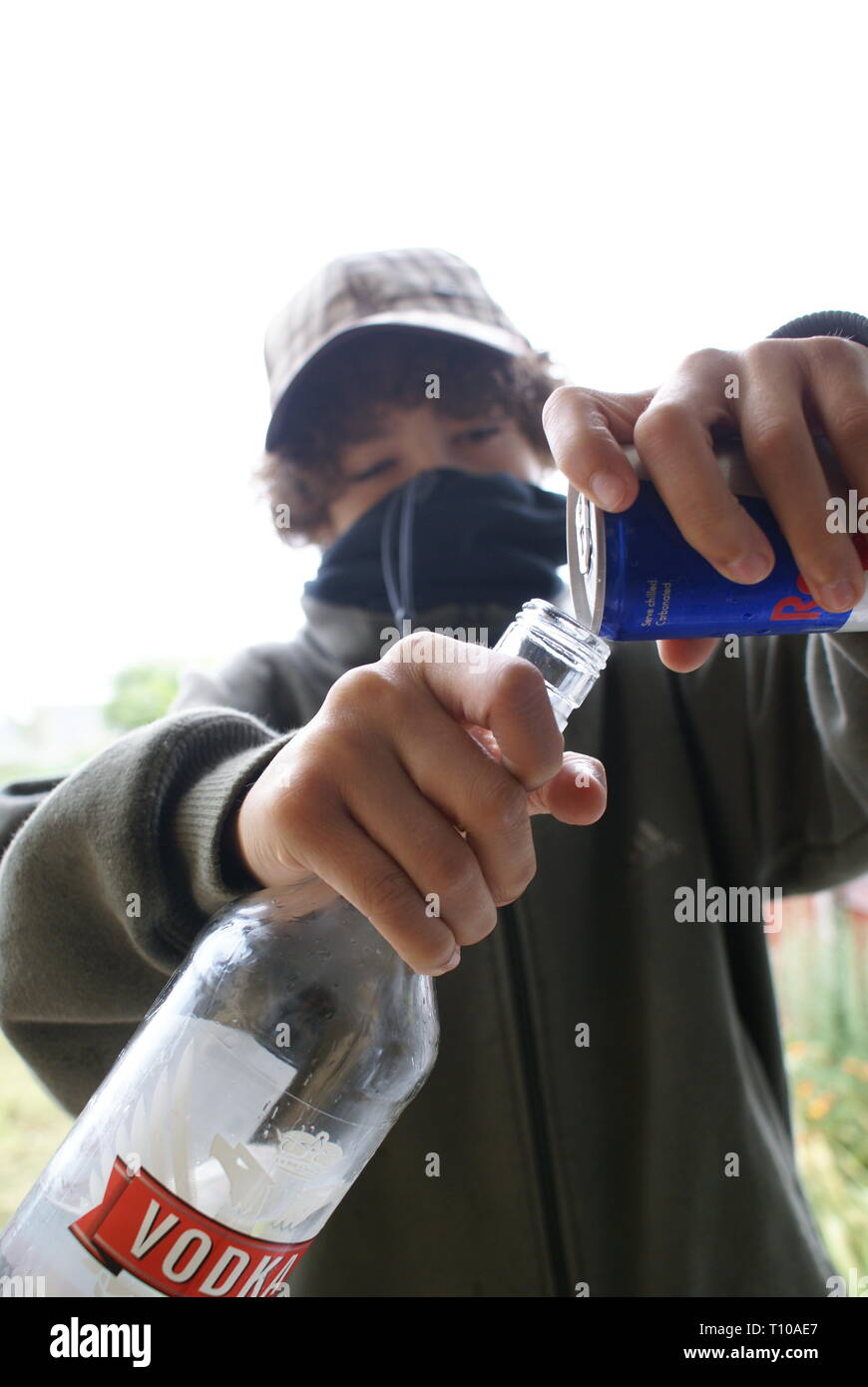 Teenagers drinking alcohol hi-res stock photography and images - Alamy