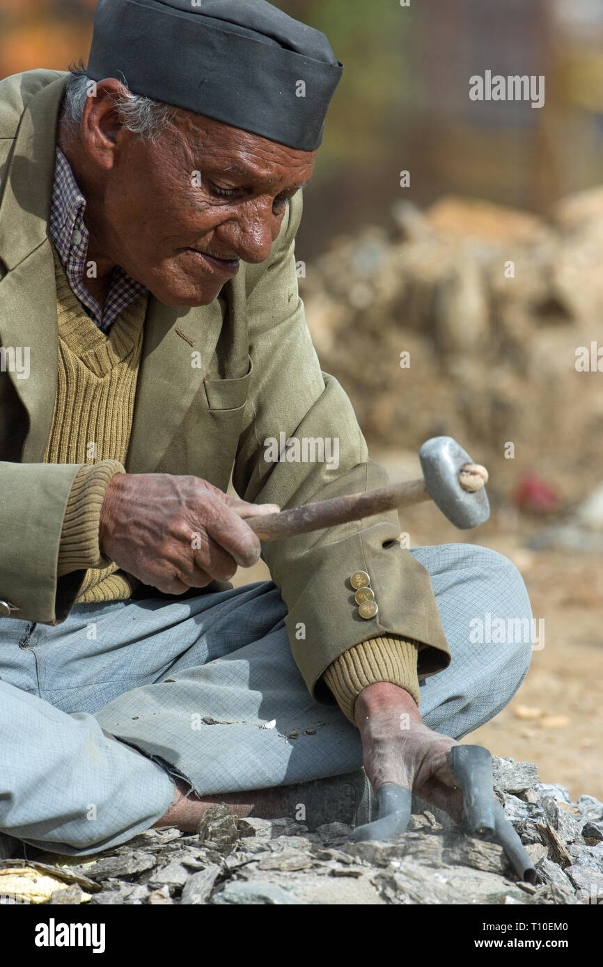 Hammer smashing stone hi-res stock photography and images - Alamy