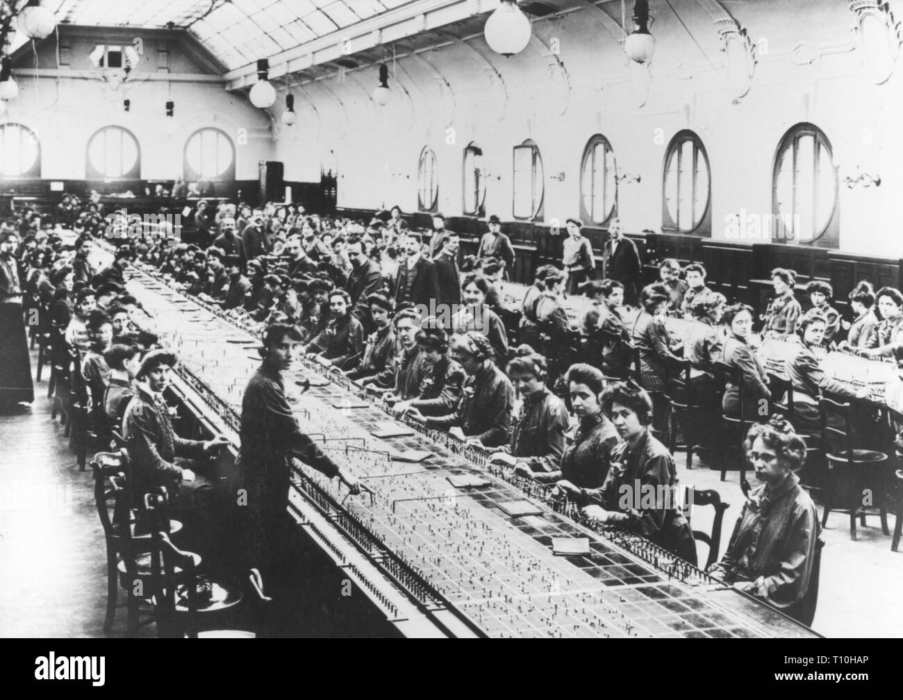 Telephone operator switchboard hi-res stock photography and images - Alamy