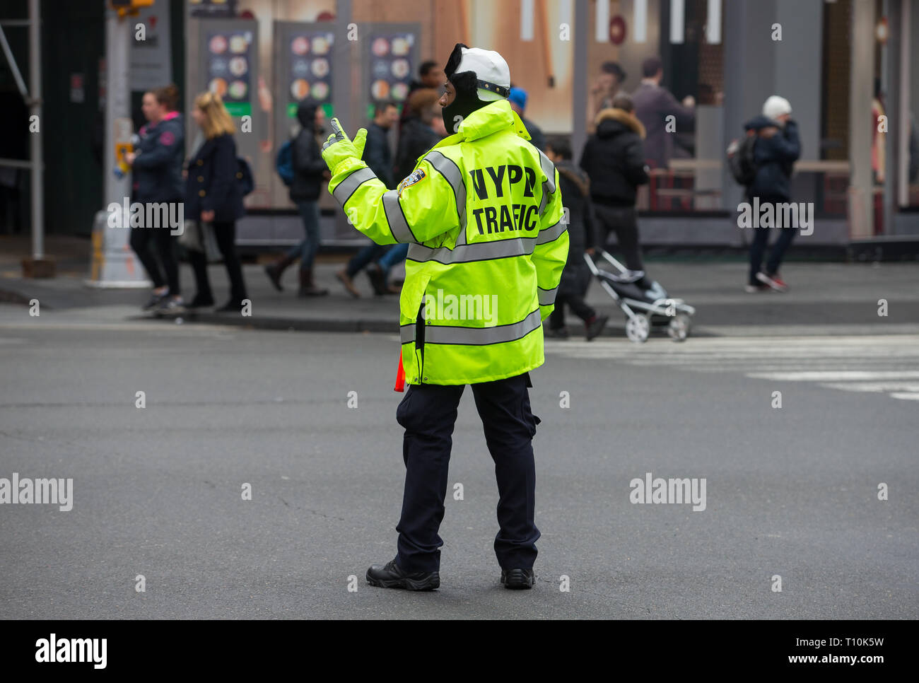 Traffic cop at intersection in new york hi-res stock photography and ...