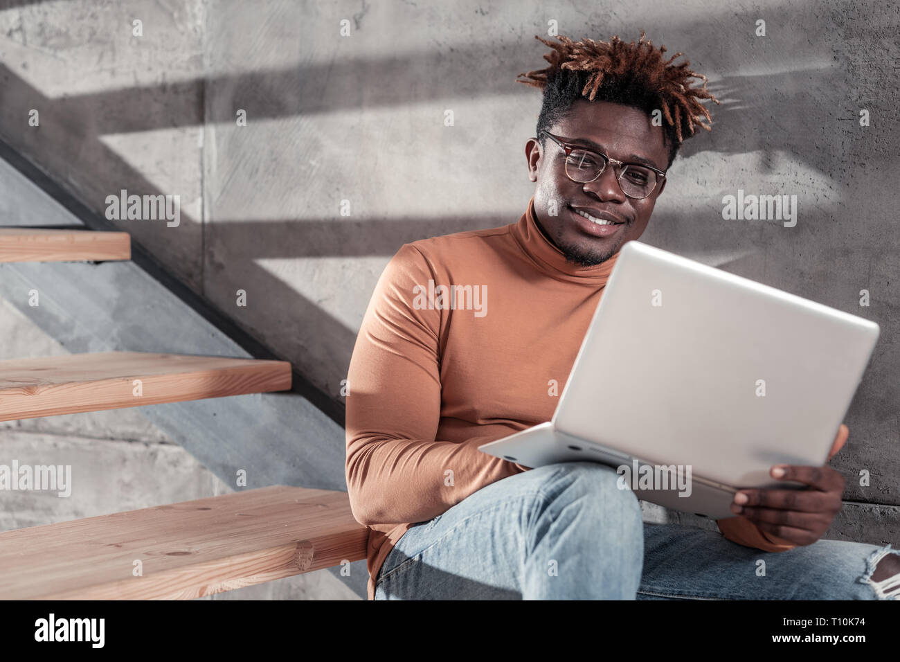 Man staring laptop screen hi-res stock photography and images - Alamy