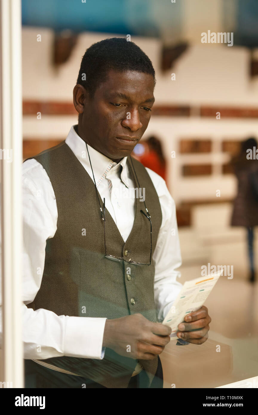 African man looking exhibit hi-res stock photography and images - Alamy