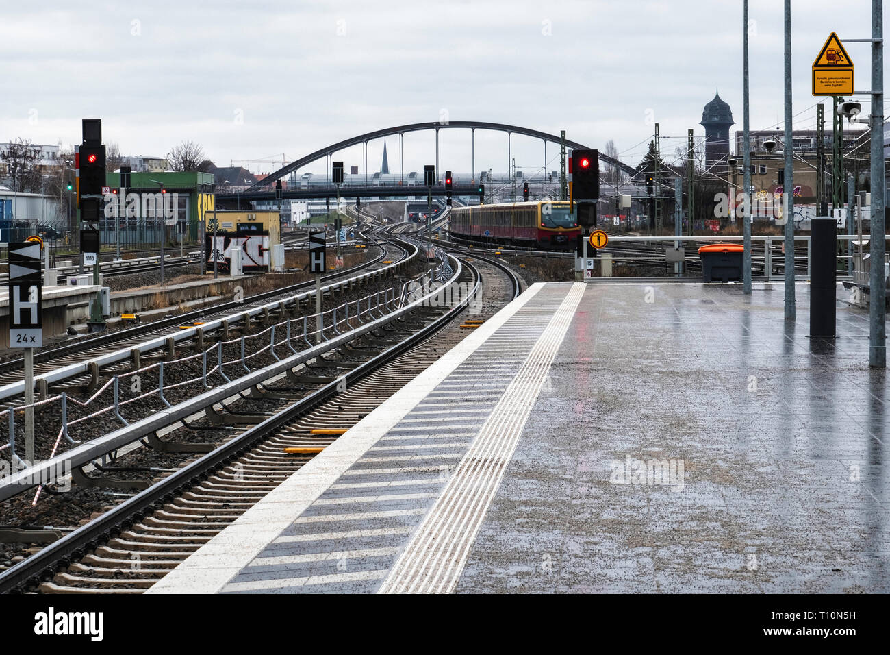 Berlin, Friedrichshain. Warschauer Strasse S-Bahn railway station ...