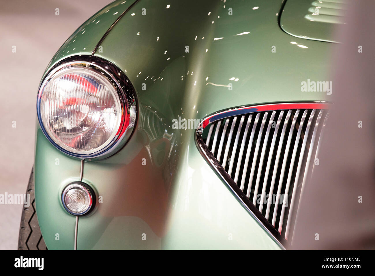 A close up of a classic vintage car headlight Stock Photo - Alamy