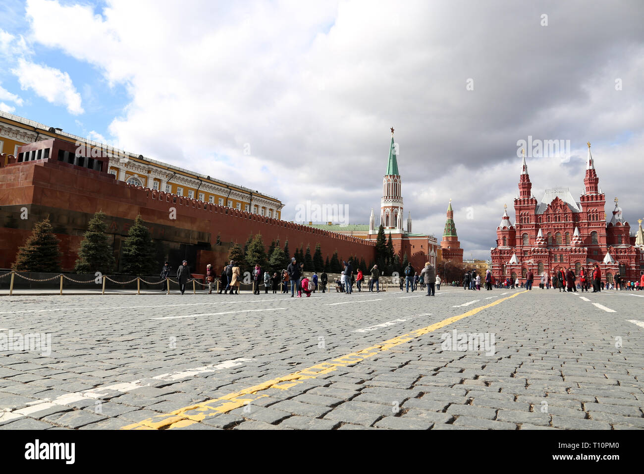 Red square in Moscow in early spring, scenic panorama with beautiful ...
