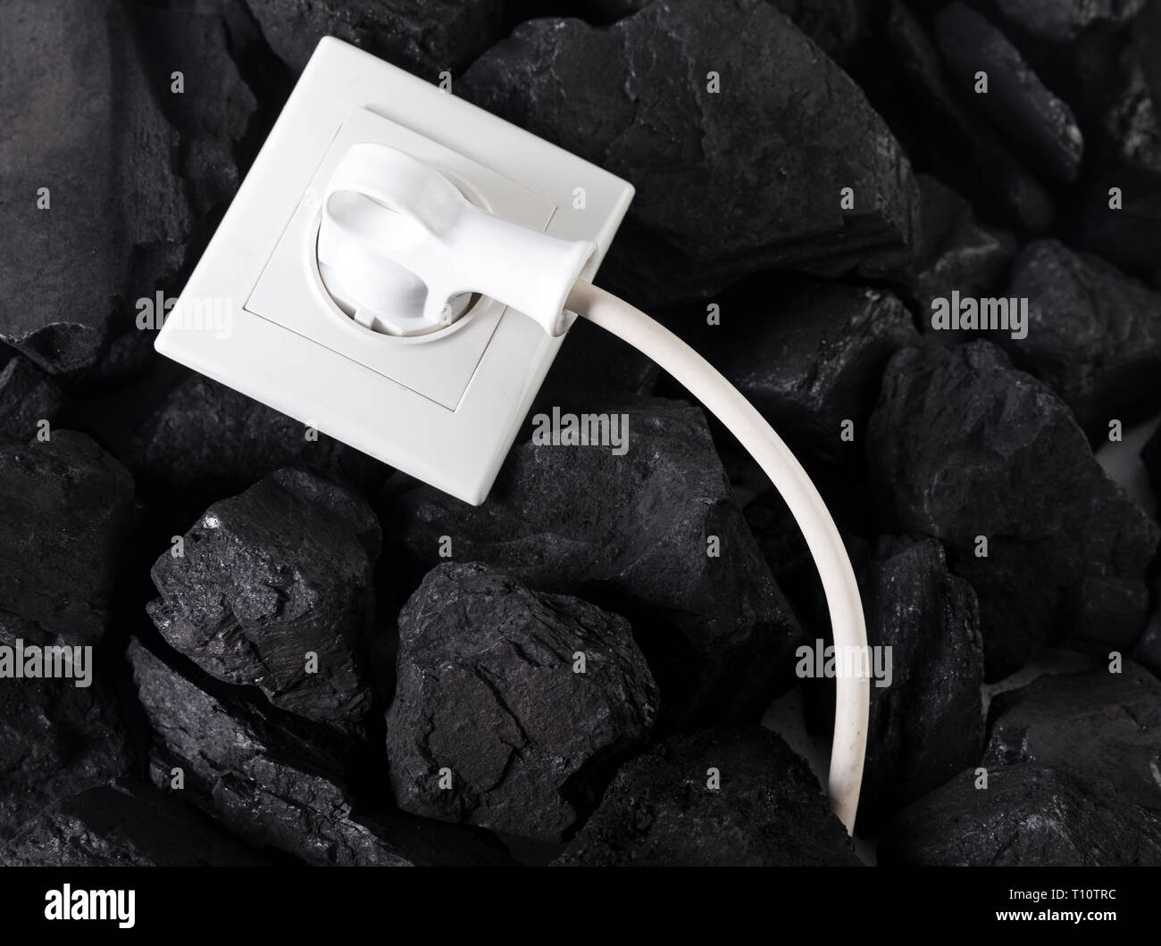 Charcoal source hi-res stock photography and images - Alamy