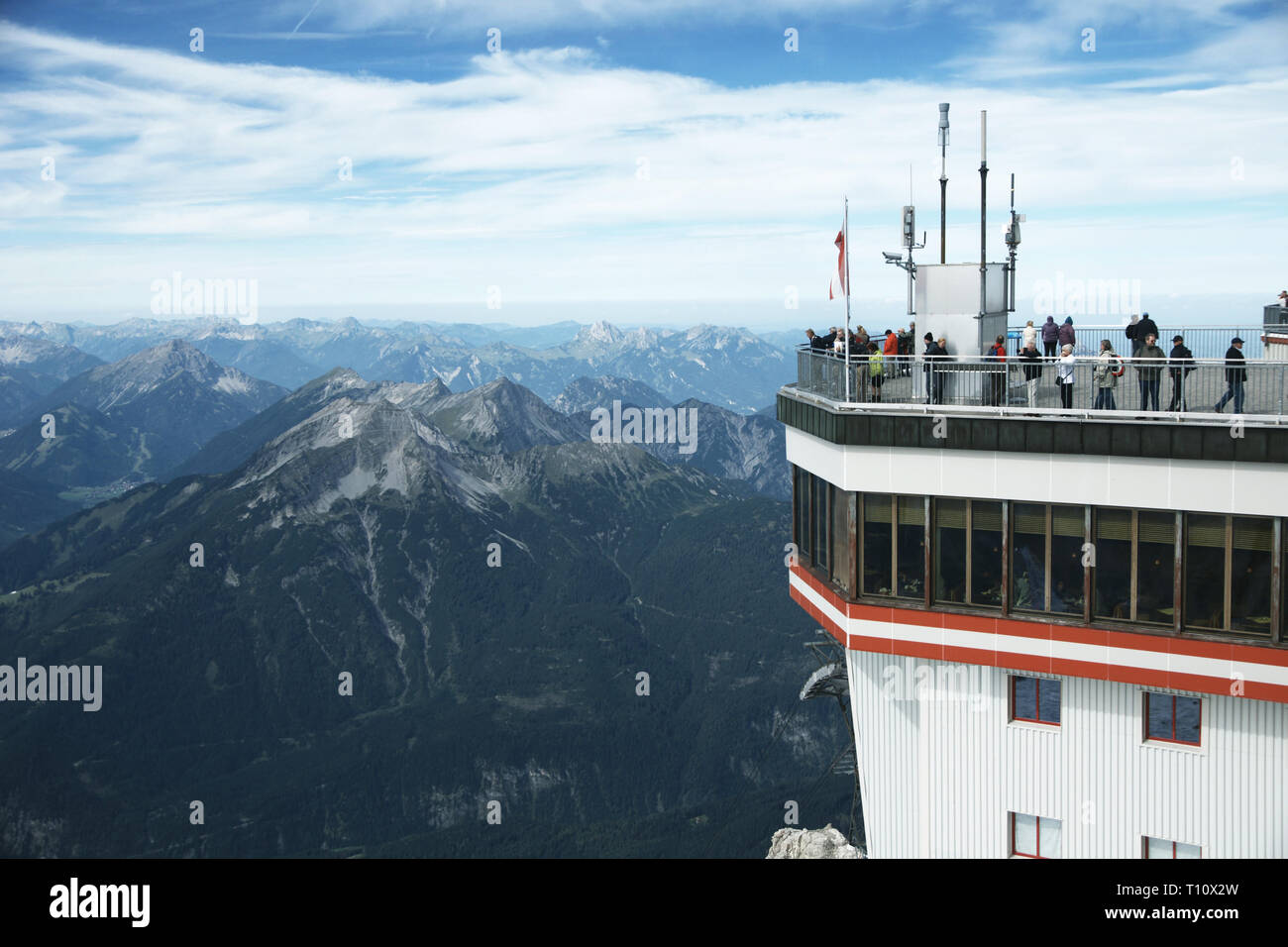 Aussichtsplatform Zugspitze Bergrestaurant Stock Photo - Alamy