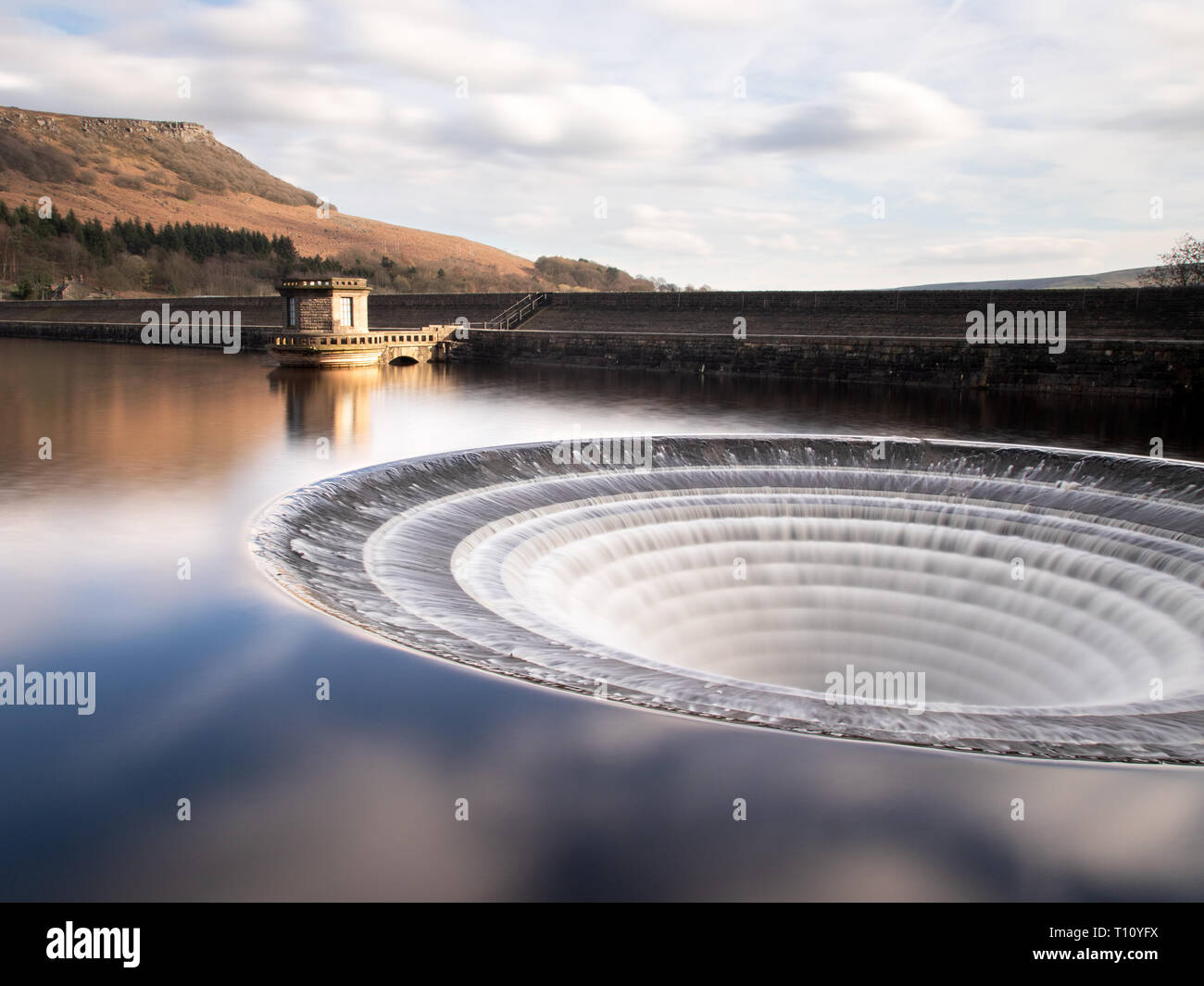The overflow hole at Ladybower Reservoir, Derwent Valley, Peak District ...