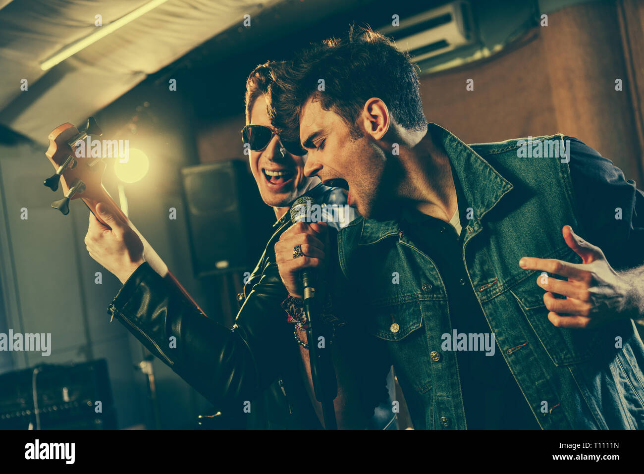 Stylish singer hi-res stock photography and images - Alamy