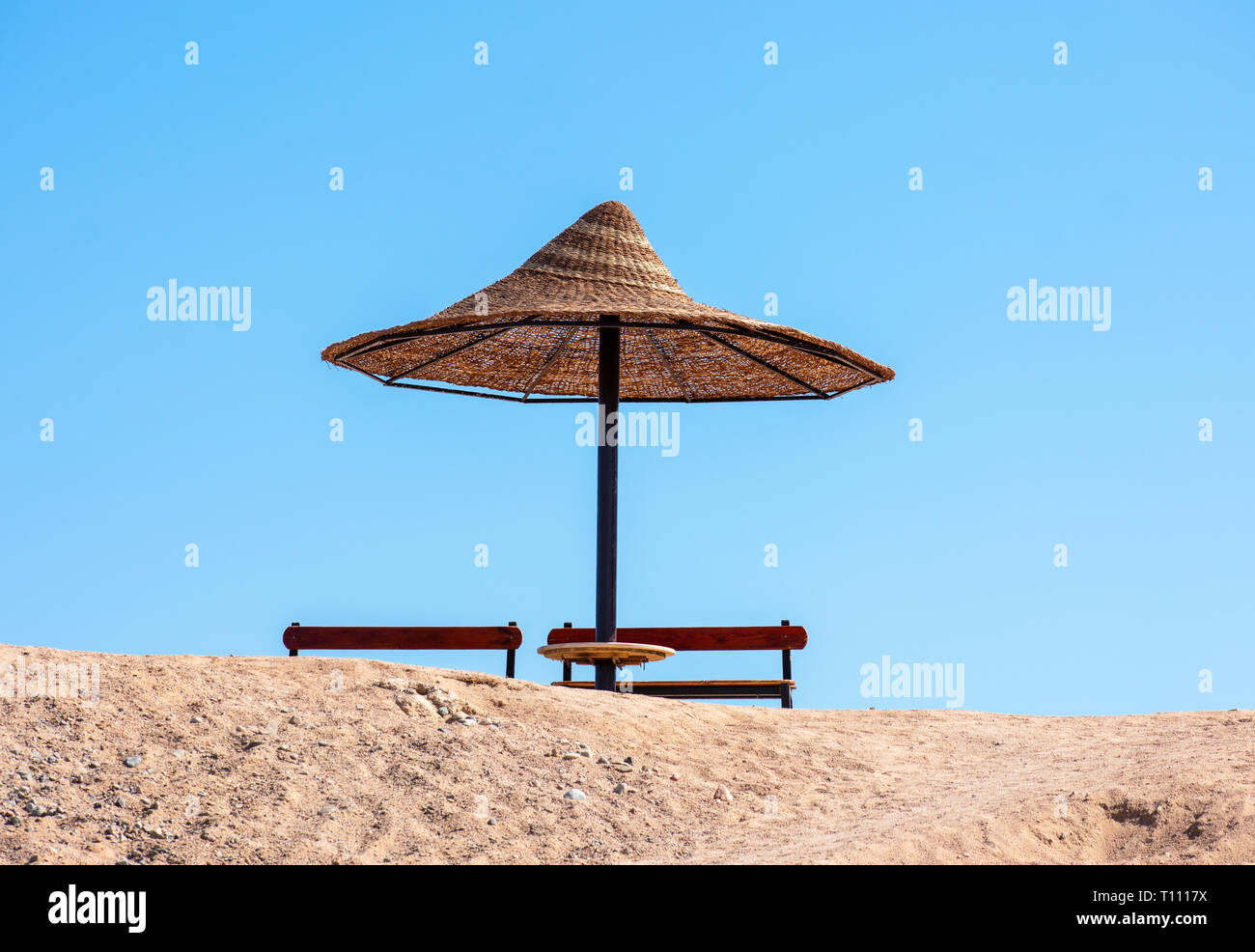 Single beach parasol hi-res stock photography and images - Alamy
