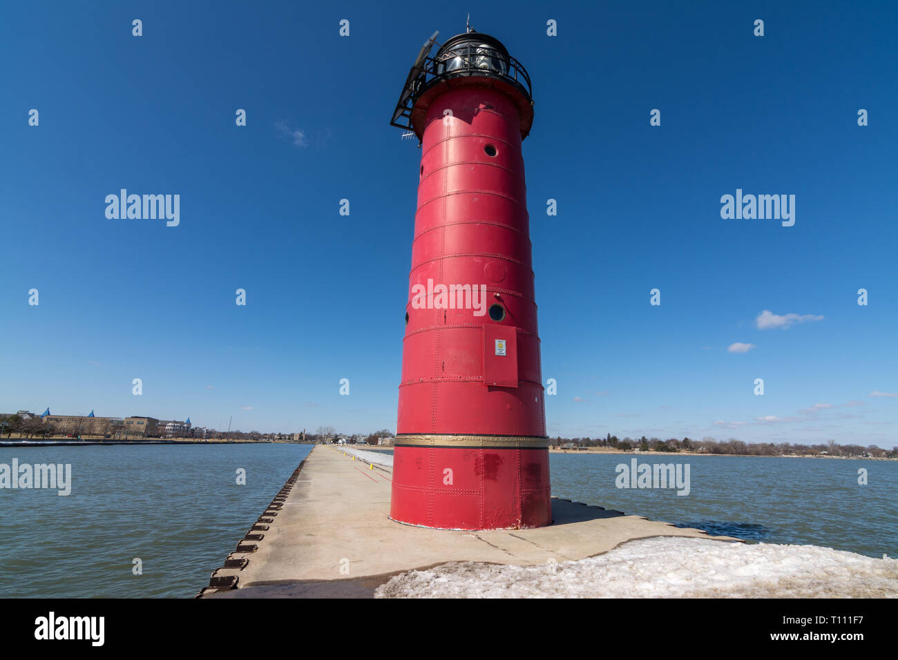 Kenosha north pierhead (pier head) lighthouse with yellow boat mooring ...