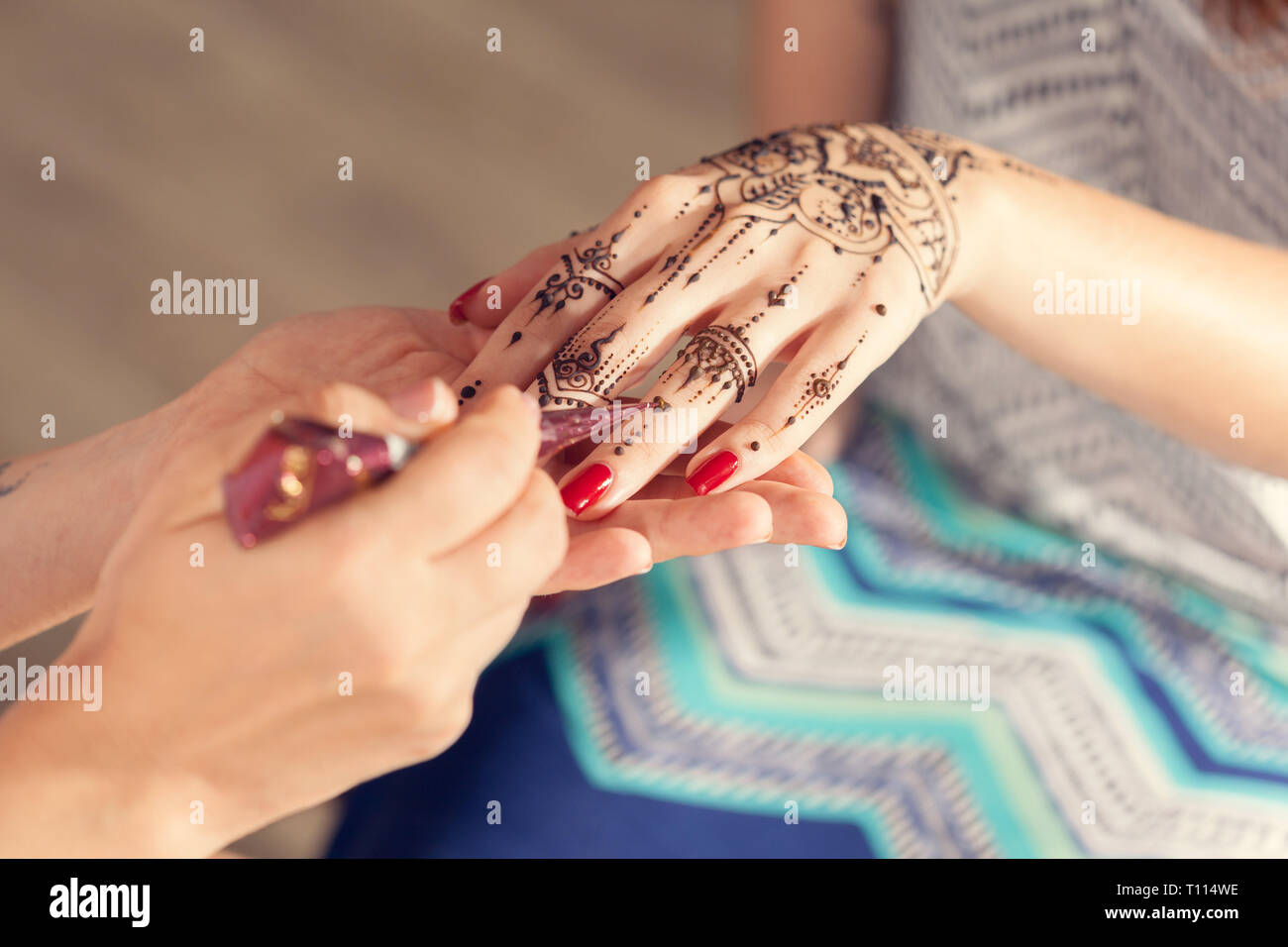 Process of applying mehndi on female hands Stock Photo - Alamy