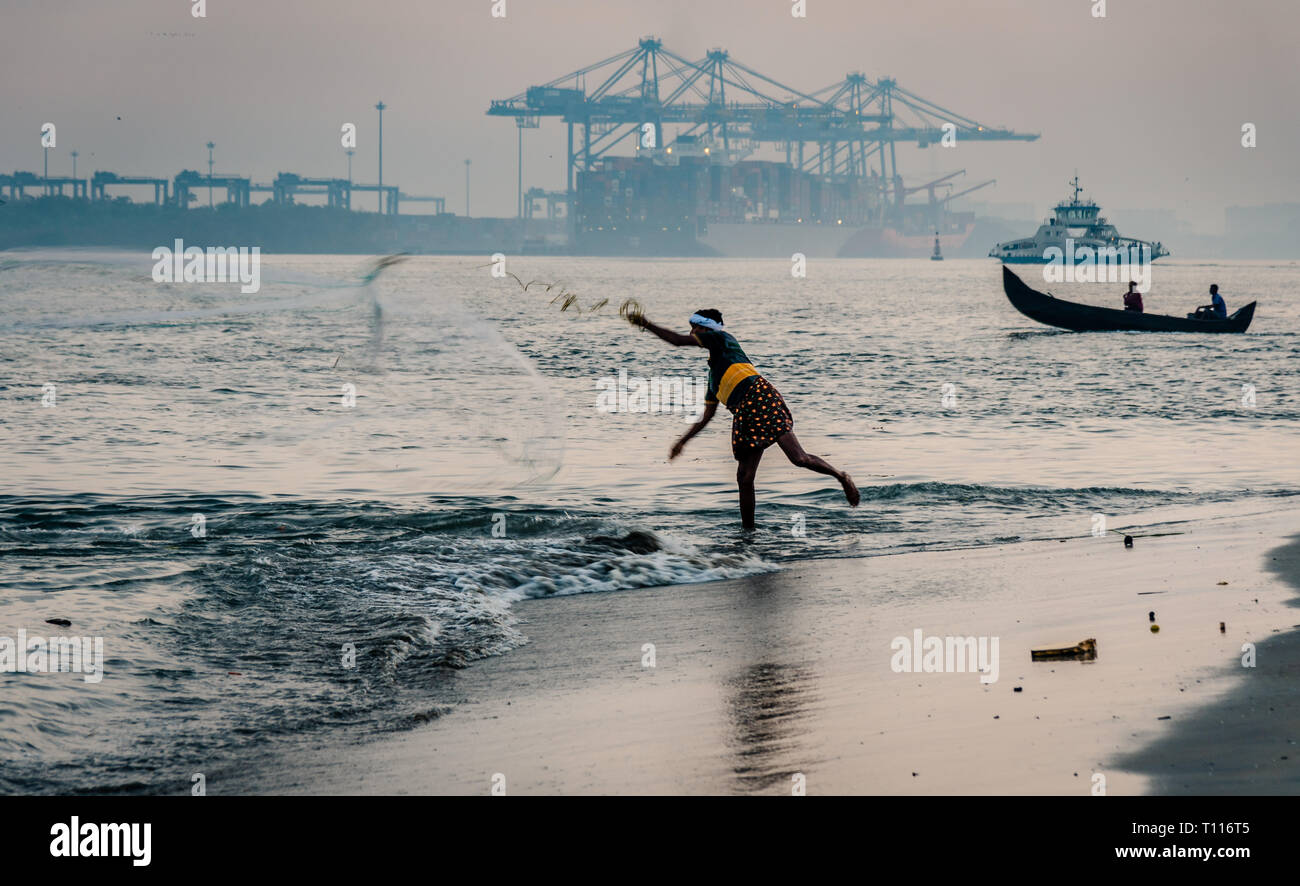 Man throwing fishing net india hi-res stock photography and images - Alamy