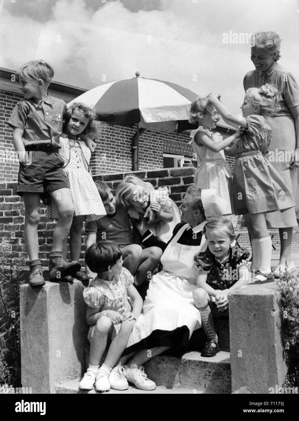 1950s home children hi-res stock photography and images - Alamy
