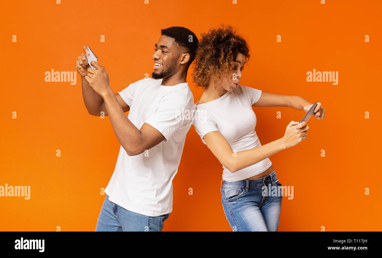 Young people on smartphones hi-res stock photography and images - Alamy