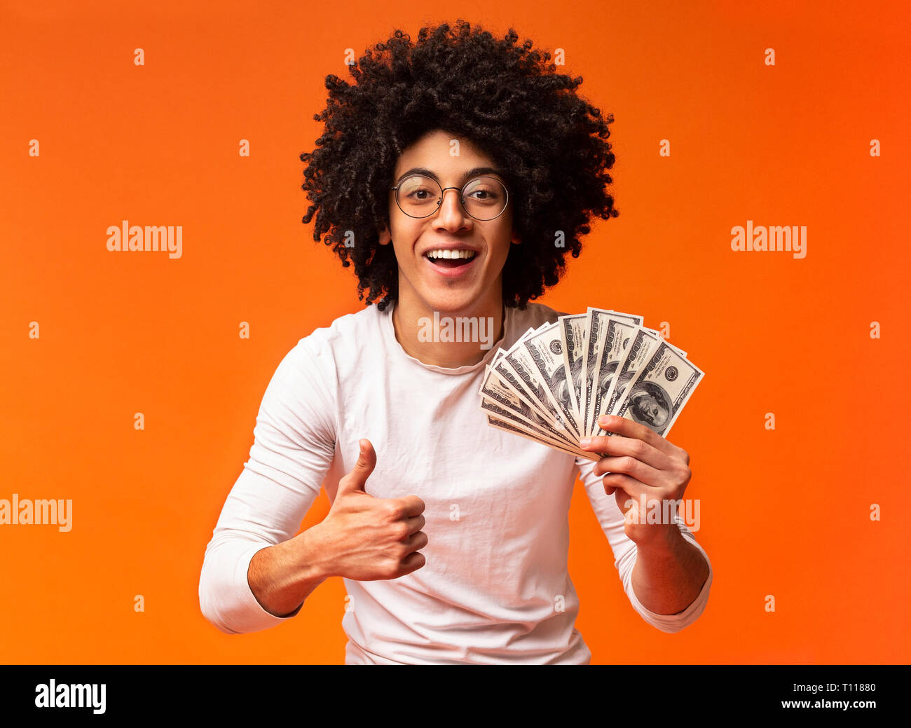 Man holding money hi-res stock photography and images - Alamy