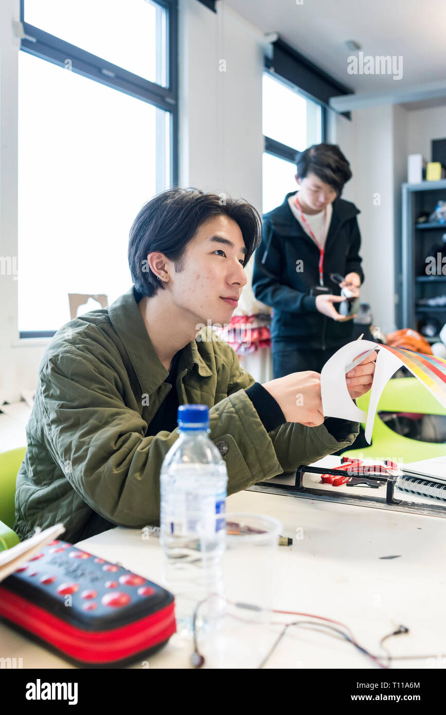 photos in an art lesson in the art class of a college with lots of ...