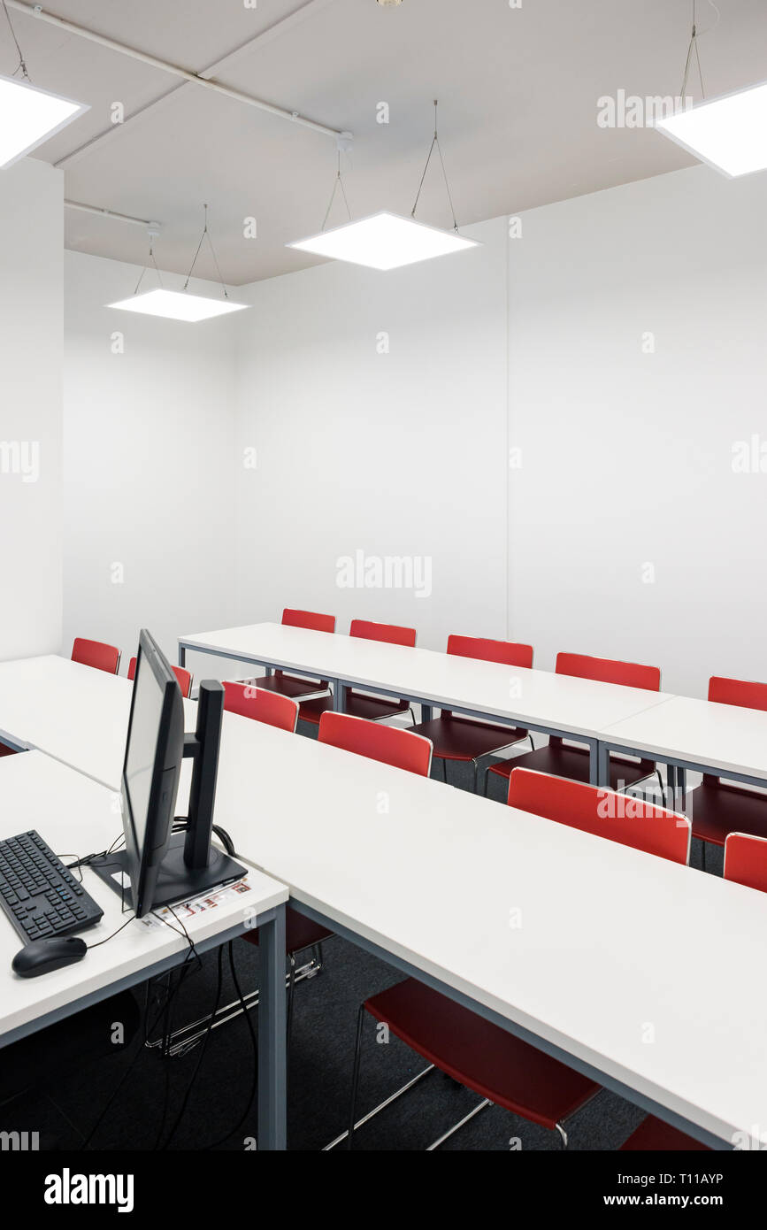 Empty classroom and desks hi-res stock photography and images - Alamy