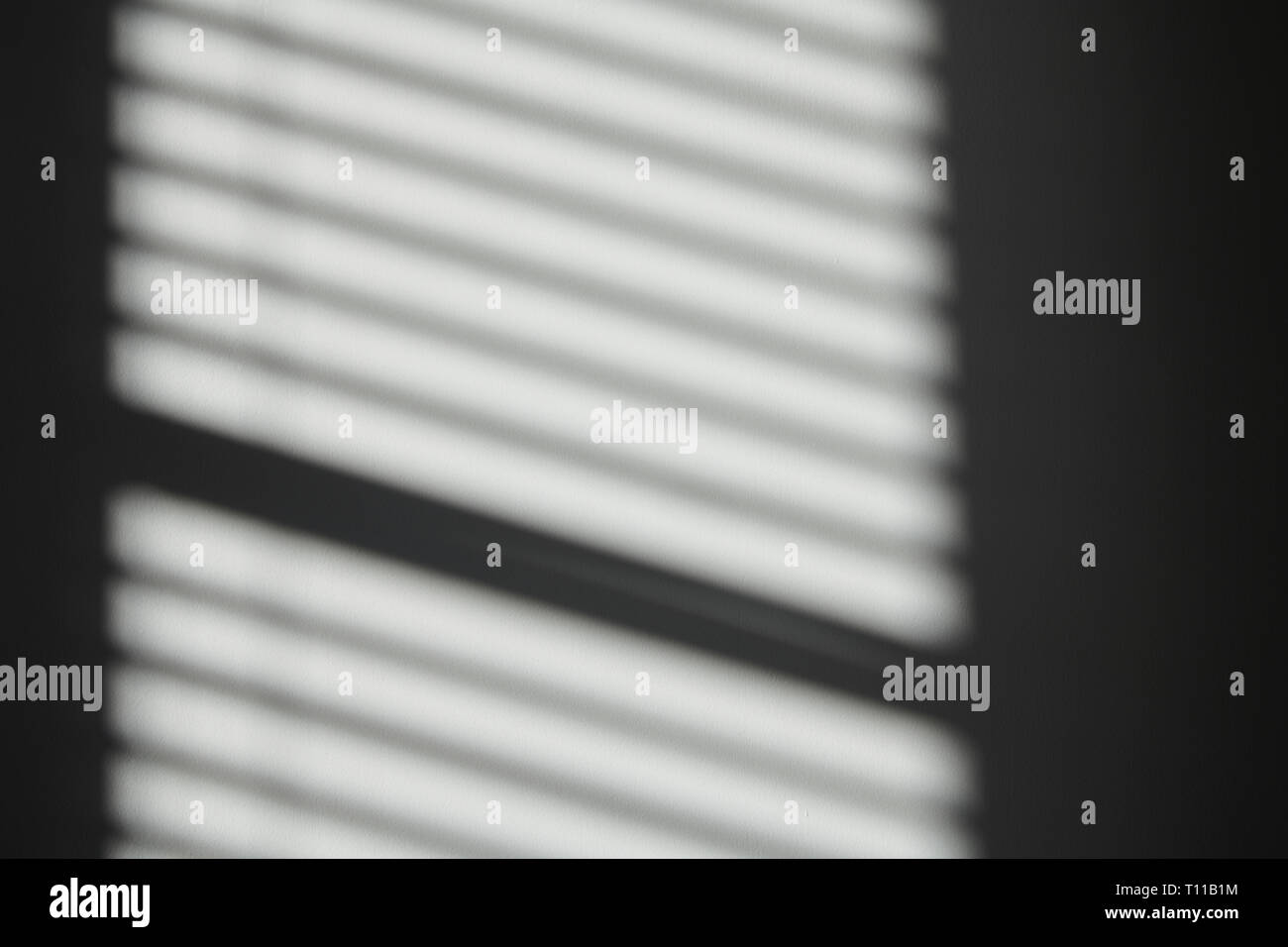 Light patterns through blinds hi-res stock photography and images - Alamy