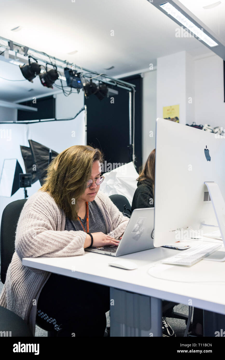 School classroom full computers hi-res stock photography and images - Alamy