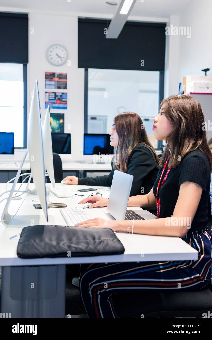 School classroom full computers hi-res stock photography and images - Alamy